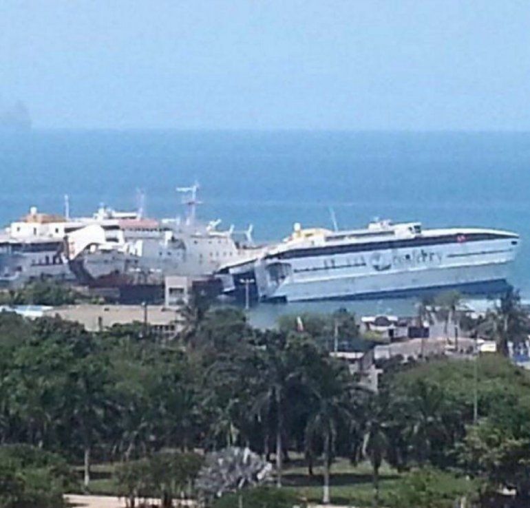Naufraga ferry venezolano anclado en un muelle en Puerto La Cruz ...