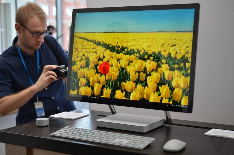 Microsoft presenta PC de escritorio Surface Studio para competir con Apple