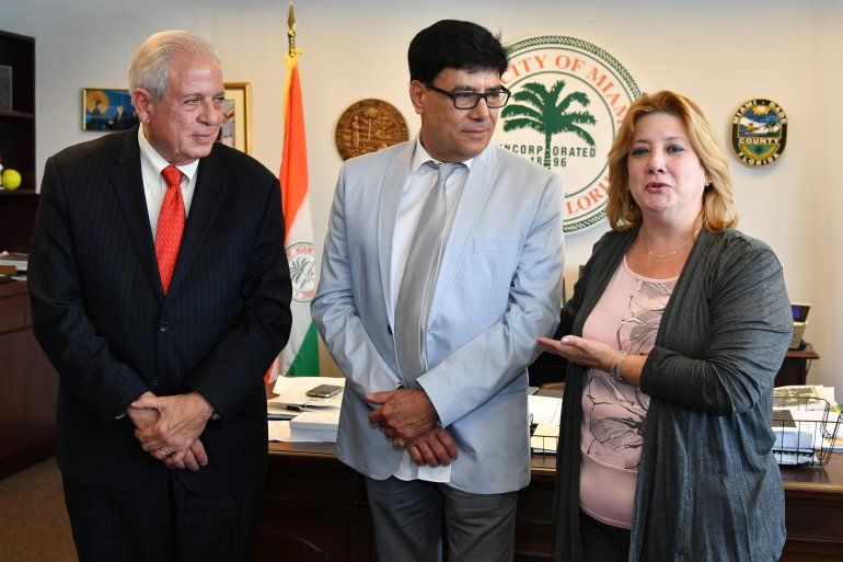 El locutor Adrián Mesa recibe las Llaves de la Ciudad de Miami