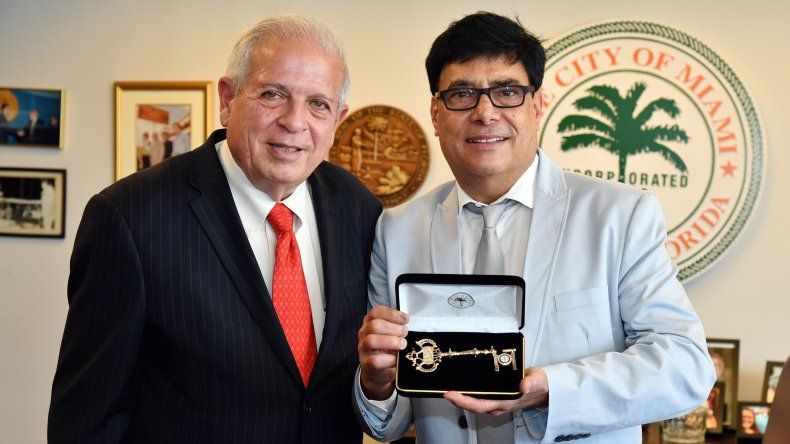 El locutor Adrián Mesa recibe las Llaves de la Ciudad de Miami | Miami ...