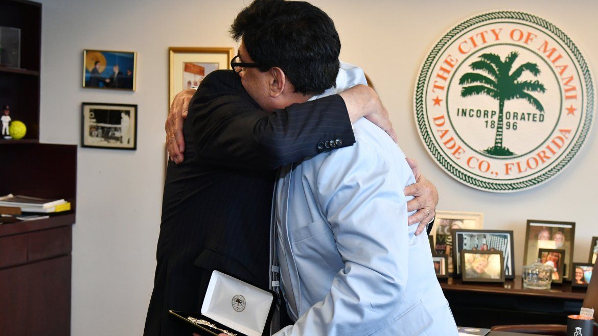 El locutor Adrián Mesa recibe las Llaves de la ciudad de Miami