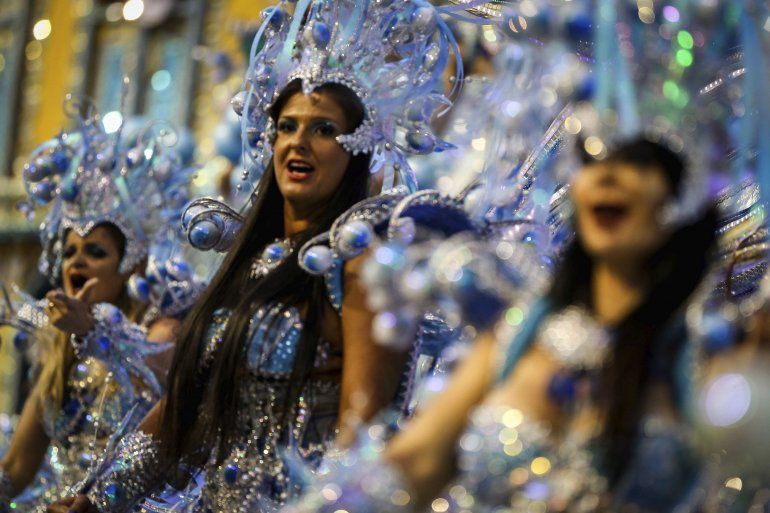 Carnaval de Rio desafía la crisis con samba y humor
