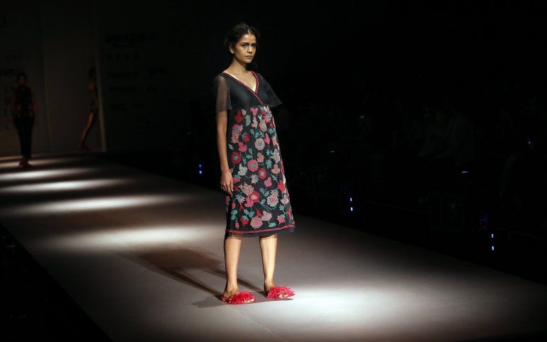 La semana de la moda india celebra en Delhi sus 30 años de pasarelas
