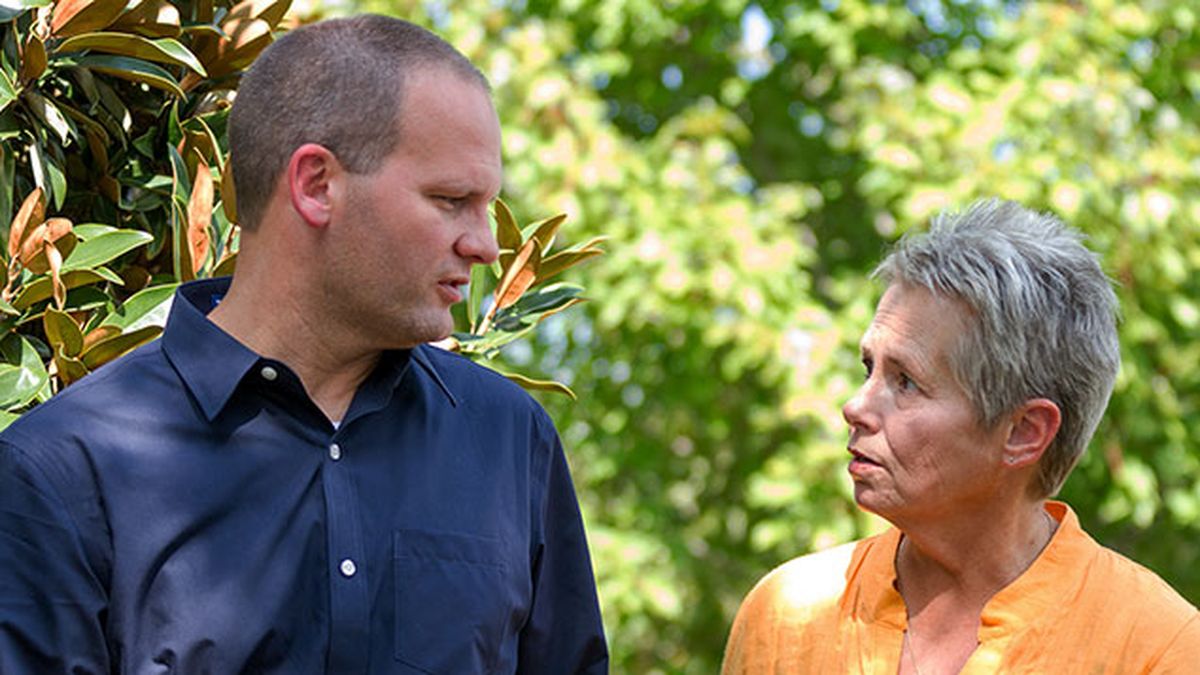 Hijo perdona a su madre, quien fue cómplice en el asesinato de su padre