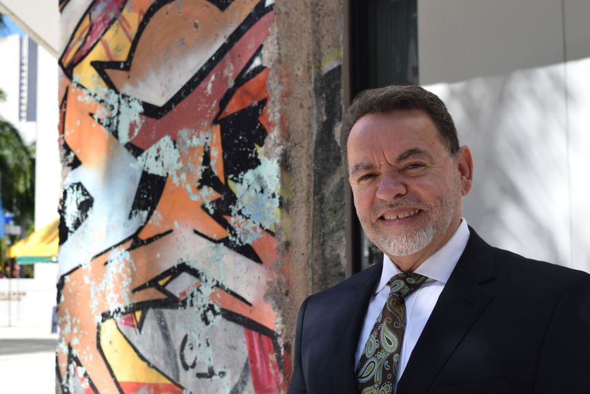 Autor cubano presenta en la Feria del Libro de Miami su Cinema Paradiso