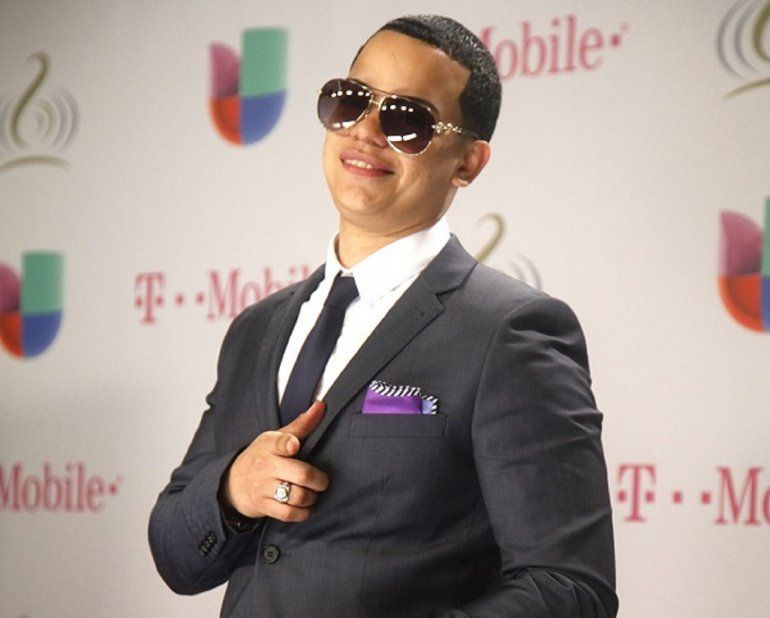 El reguetonero J Álvarez sorprende en los estudios de iHeart Radio Latino