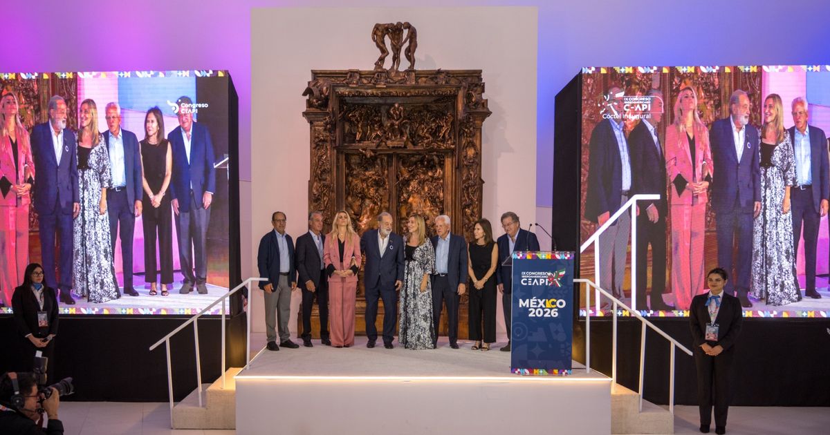 Empresario Carlos Slim recibe medalla de honor del CEAPI