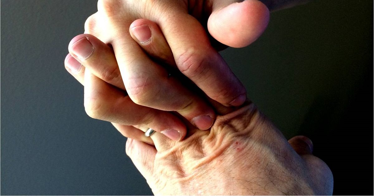 Tronarse los dedos, un “atentado” a las articulaciones