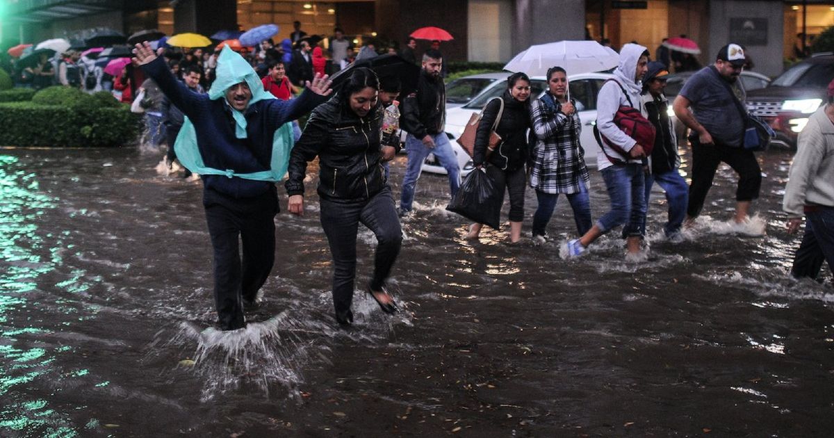 Tormenta causa inundaciones y colapsa el tráfico en Ciudad de México