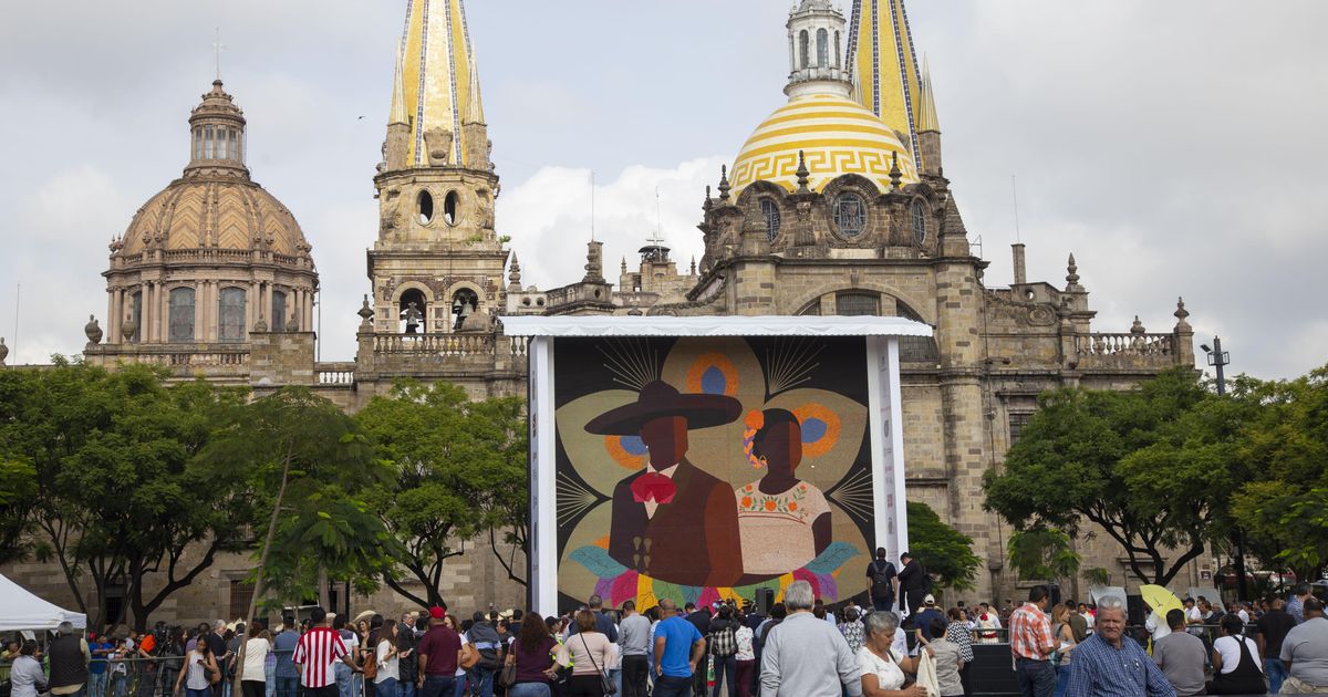 Indígenas wixaritari logran en México récord Guinness al mosaico más grande