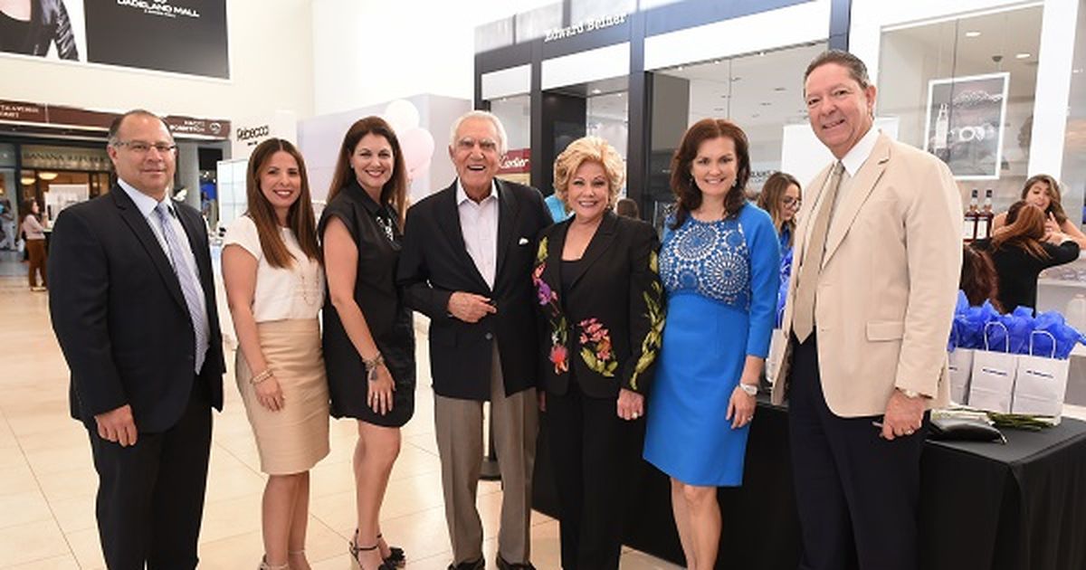 Gus Machado celebra con las madres