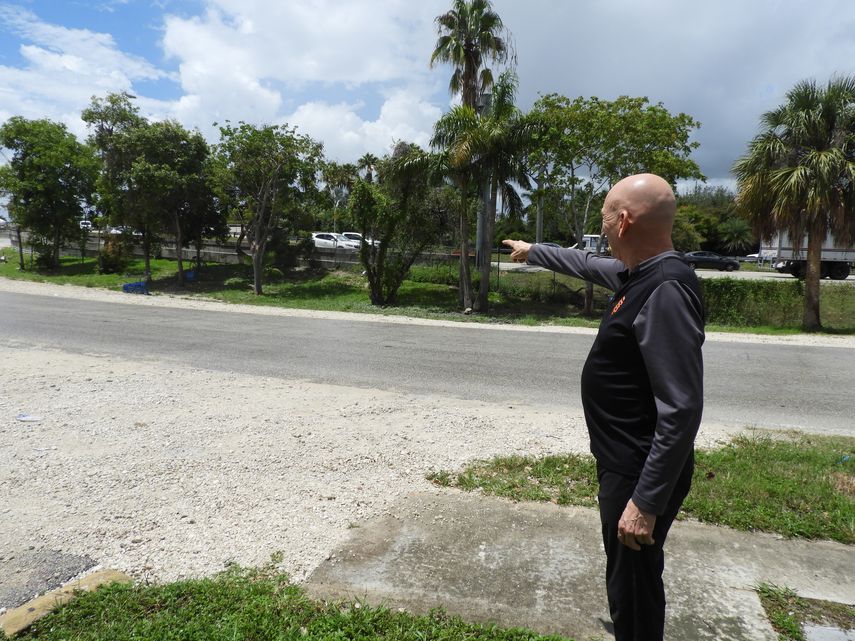 Comerciantes de Hialeah agobiados por indigentes piden ayuda