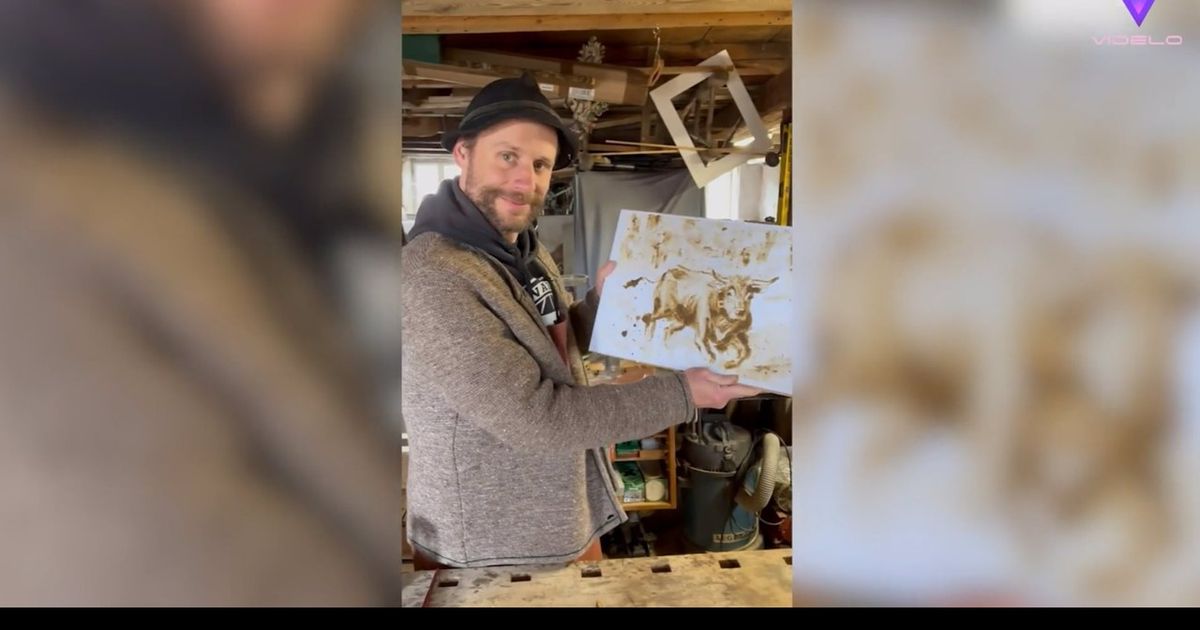 Artista crea pinturas con estiércol de vaca