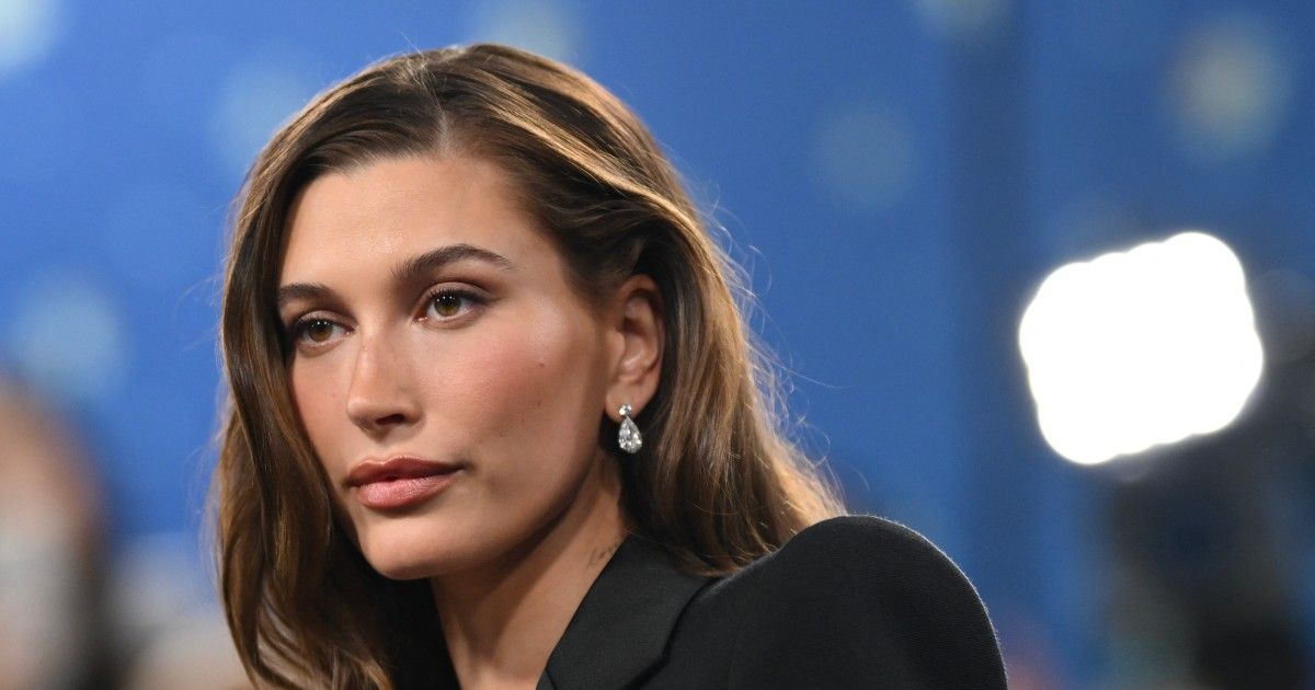 Hailey Bieber reaviva rumores de separación al ser vista sin alianza