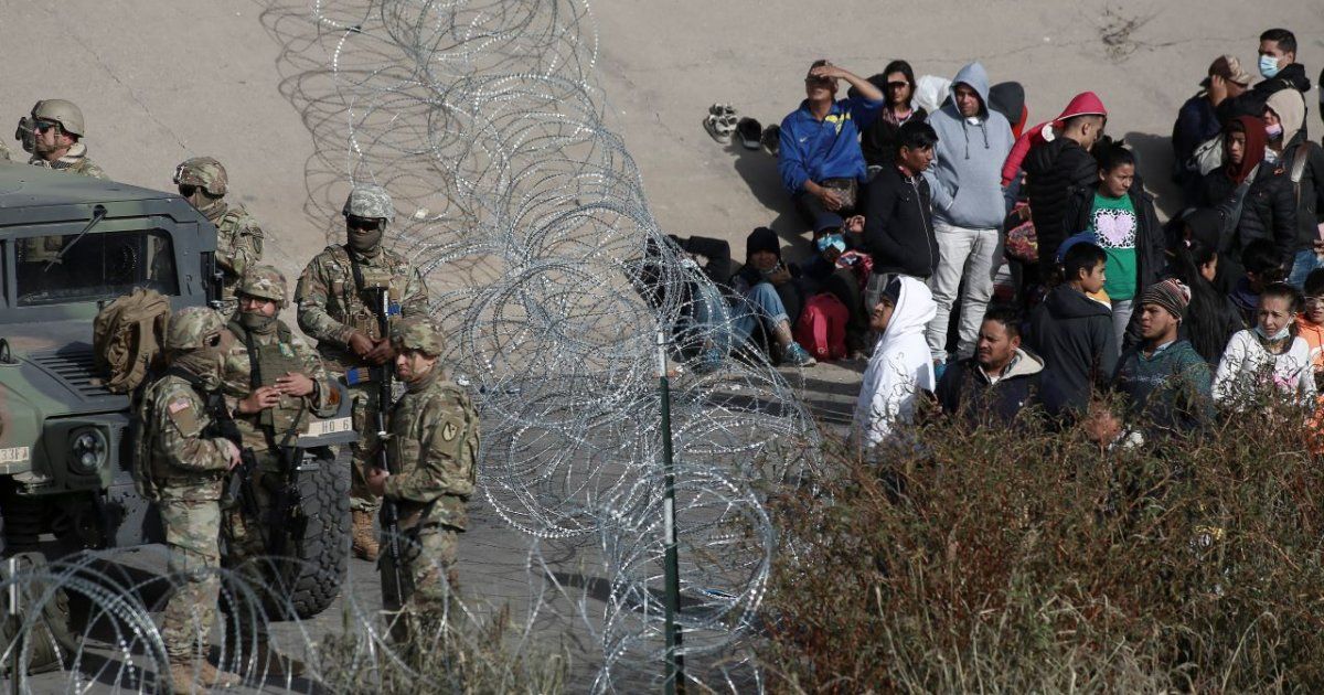 Texas construye base militar en la frontera para contener inmigración
