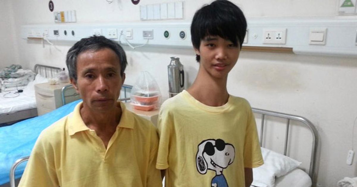 El Niño Jirafa, un adolescente chino que apenas puede caminar