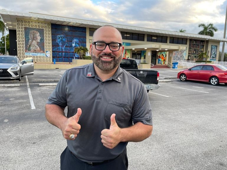 Avanza votación en Hialeah a pesar de la lluvia