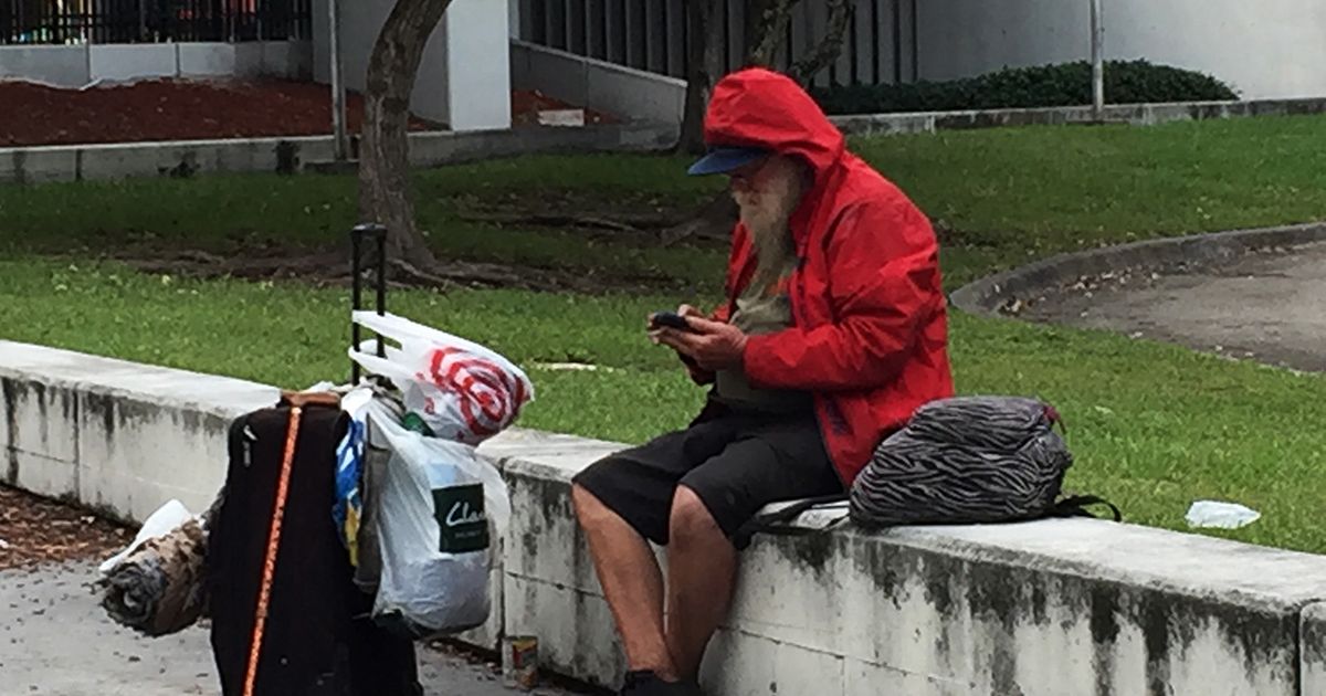 Florida se apresta a prohibir a miles de personas sin hogar dormir en ...