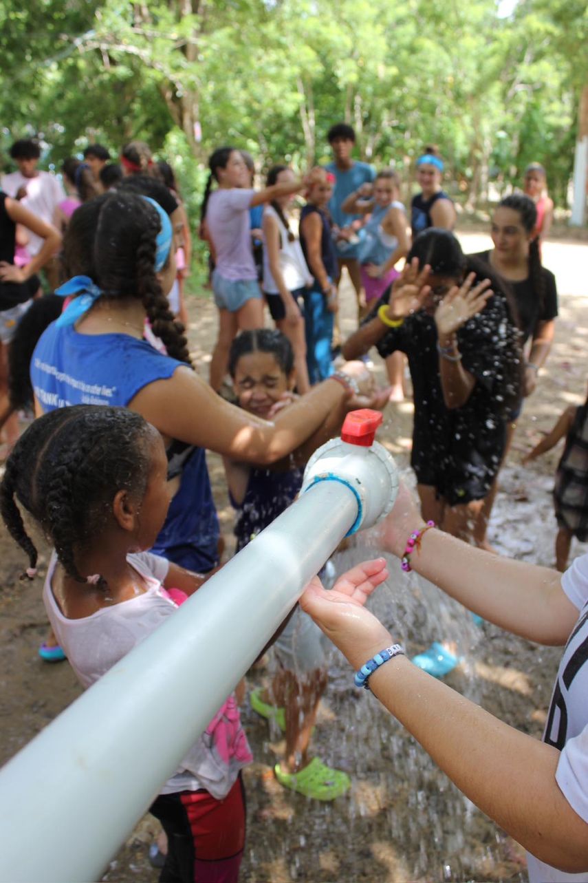 Una joven hispana que entrelaza esperanza a través del arte de los tejidos
