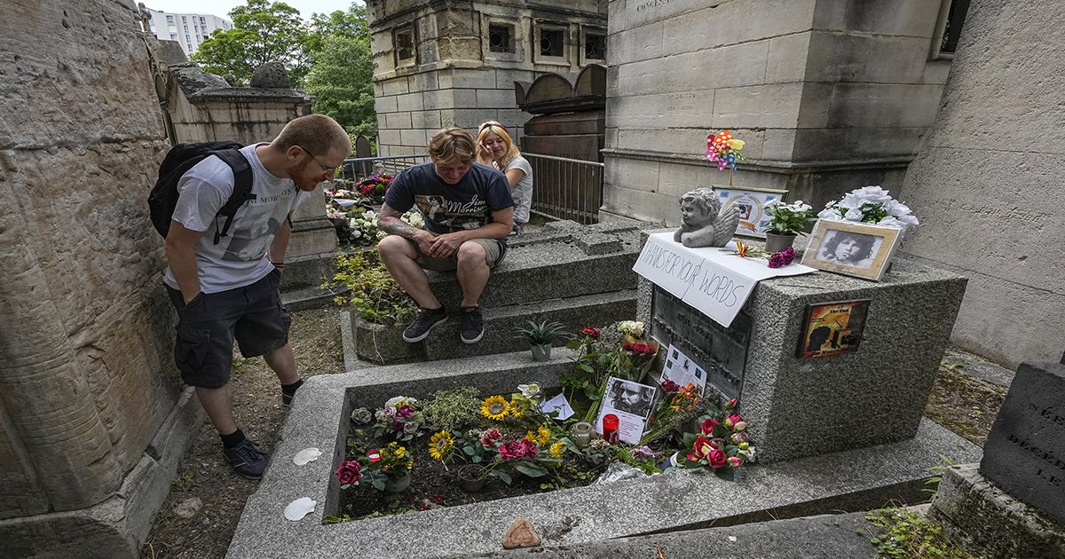 Fanáticos recuerdan a Jim Morrison tras 50 años de su muerte