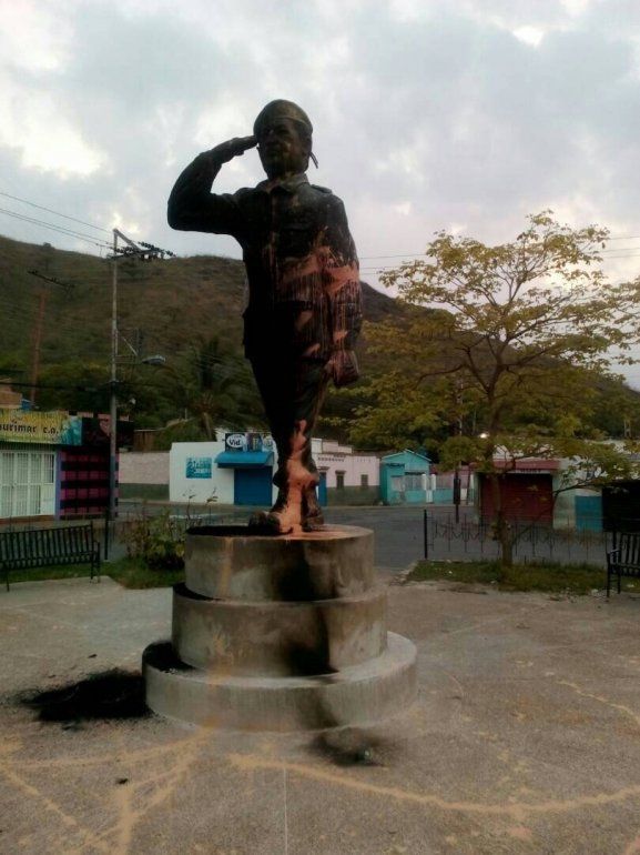 Venezolanos queman una estatua de Chávez en el centro del país