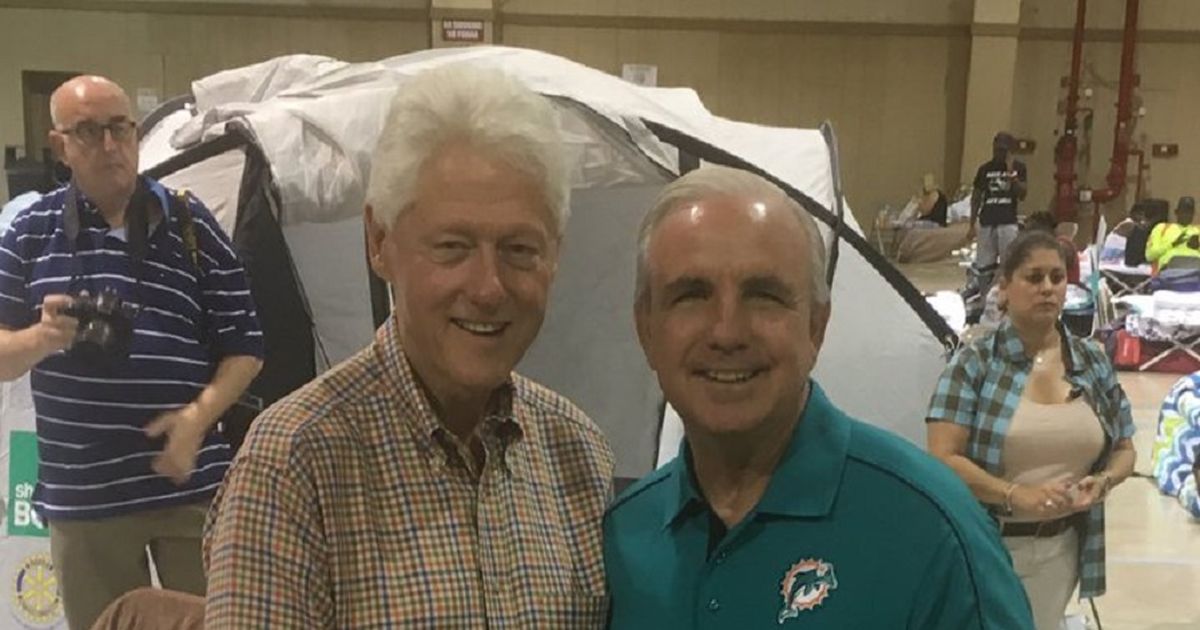Expresidente Bill Clinton visitó a refugiados de Irma en Miami-Dade