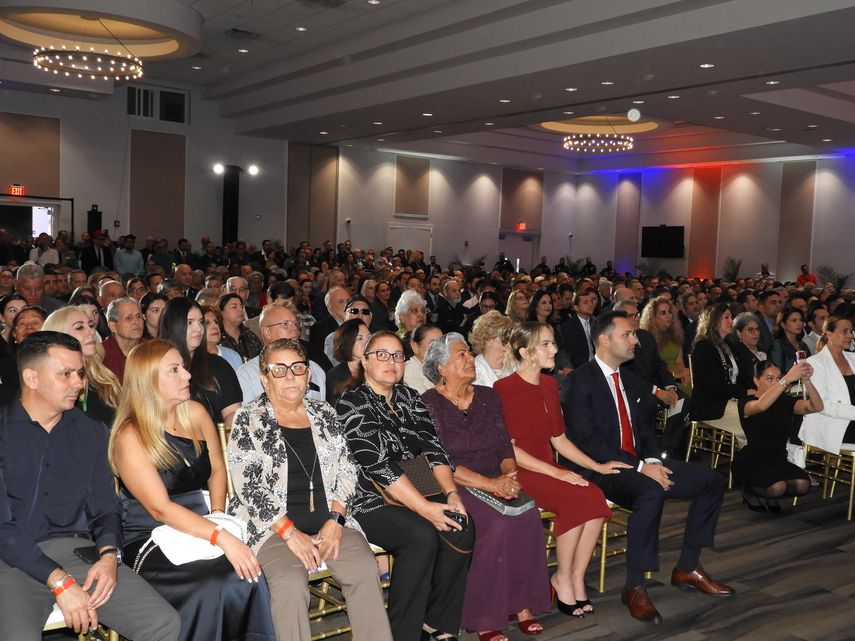 Bryan Calvo, el nuevo alcalde de Hialeah, marca un giro generacional en ...