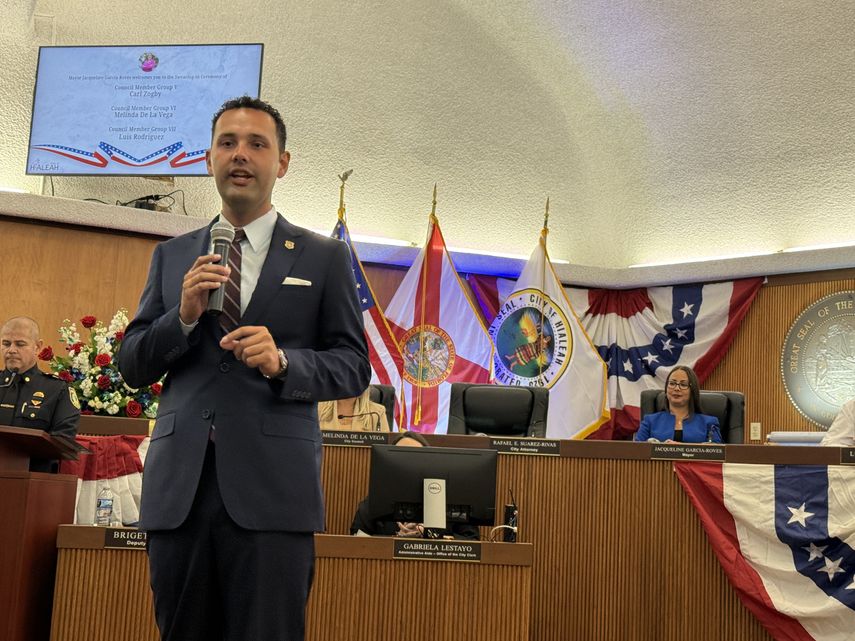 Concejales de Hialeah juran sus cargos en una emotiva ceremonia junto ...