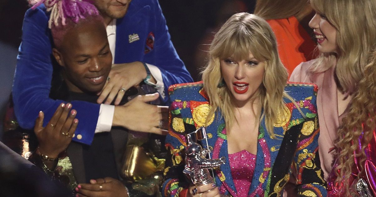 Taylor Swift gana el premio al video del año en los MTV
