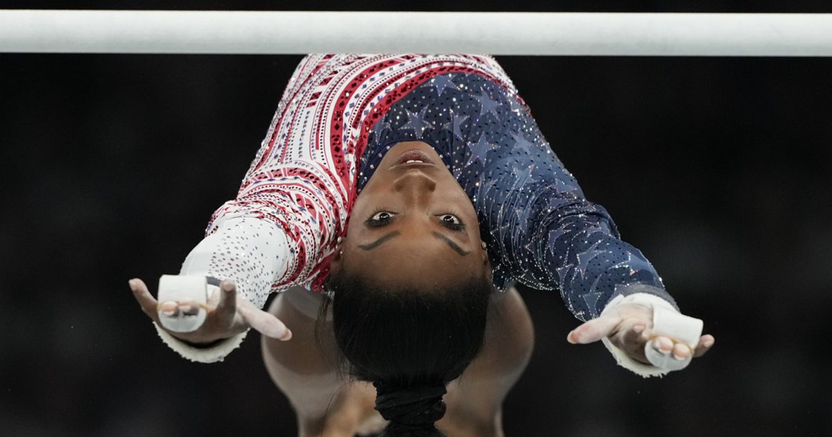 Simone Biles luce un traje con más de 6.000 cristales de Swarovski en ...