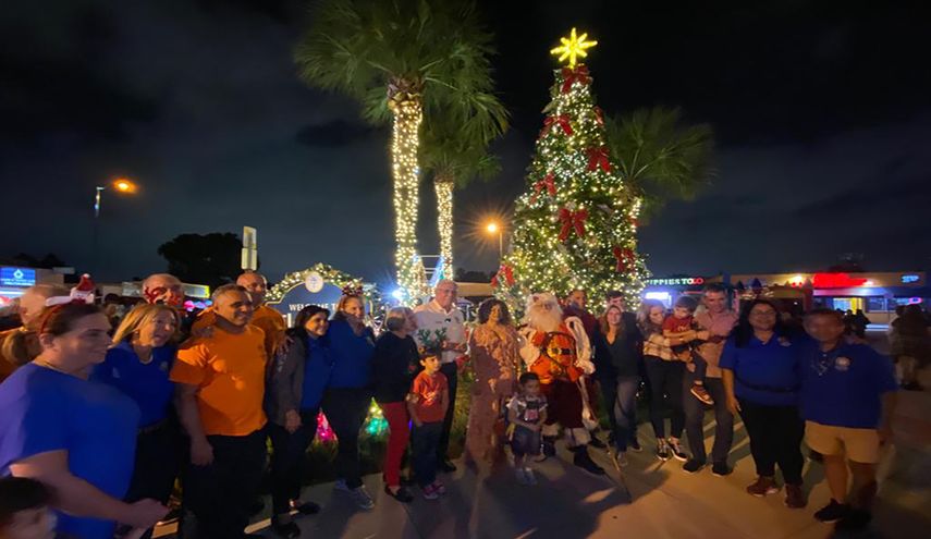 Vecinos de Flagami celebran comienzo de Navidad