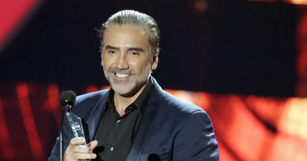 Alejandro Fernández dona 100 mil dólares para migrantes en EEUU