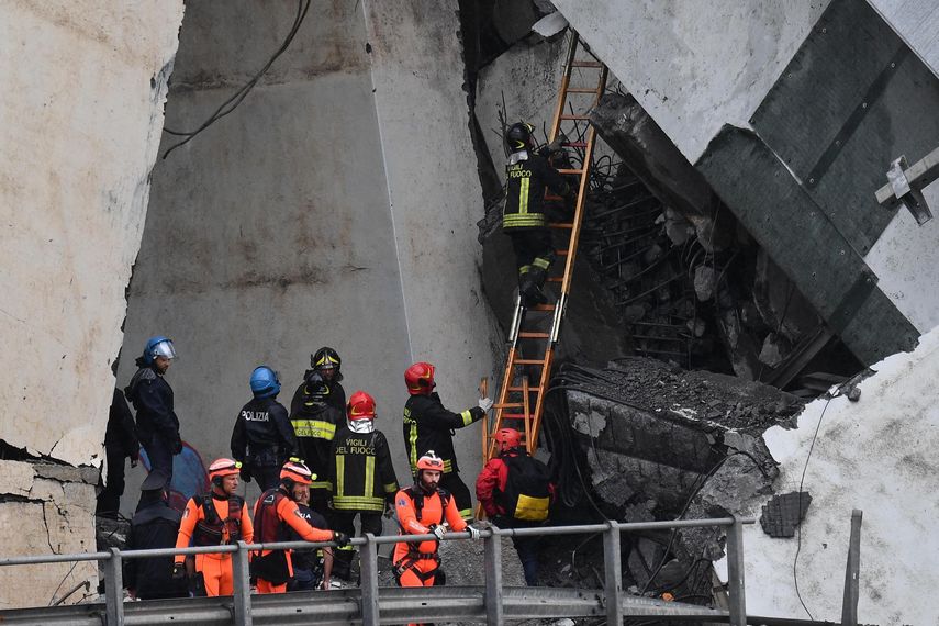 Impactantes imágenes del colapso del puente en Italia