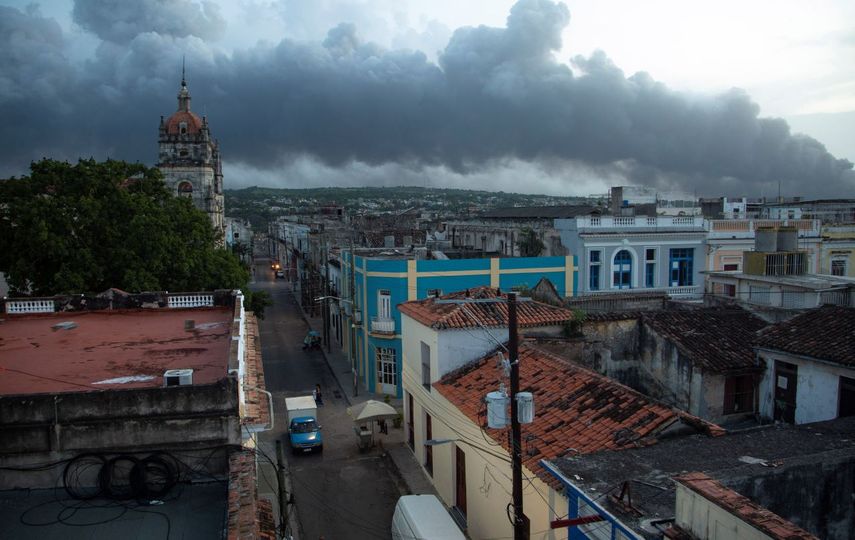 Bomberos declaran controlado incendio en Cuba, imágenes del desastre