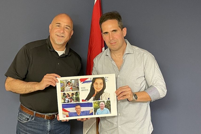 Político canadiense debate con un activista sobre la represión en Cuba