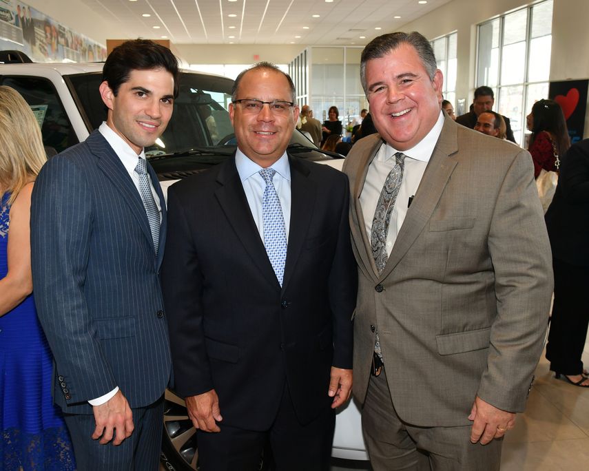 Gus Machado Ford en Hialeah festeja su reapertura