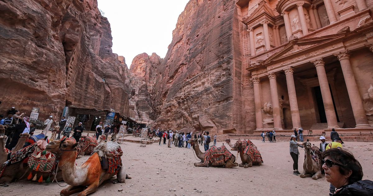 Turistas regresan a Petra, maravilla del desierto de Jordania