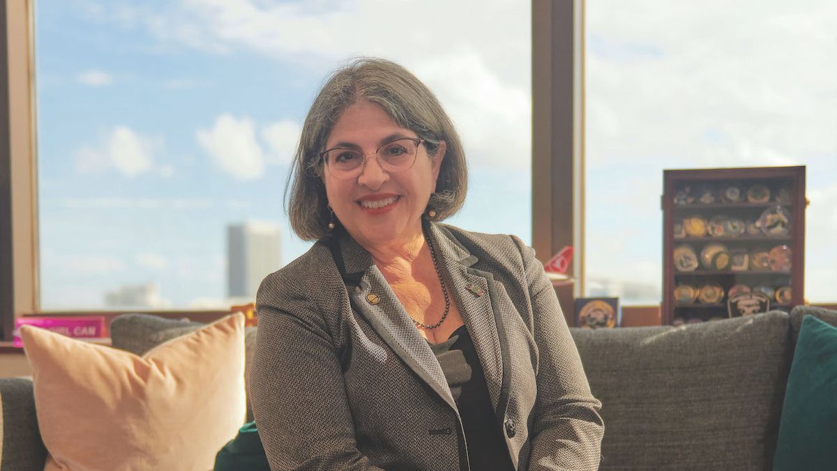 Daniella Levine-Cava: La ventanita del Versailles es una ventana al corazón que hace latir ...