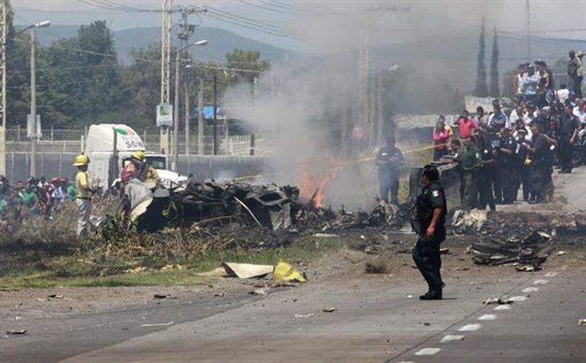 Mueren Cinco Personas Al Caer Avioneta En Autopista