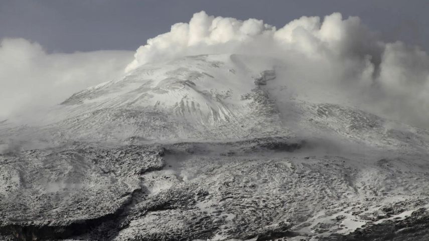 Evacuan zonas aledañas a volcán en Colombia ante riesgo de erupción