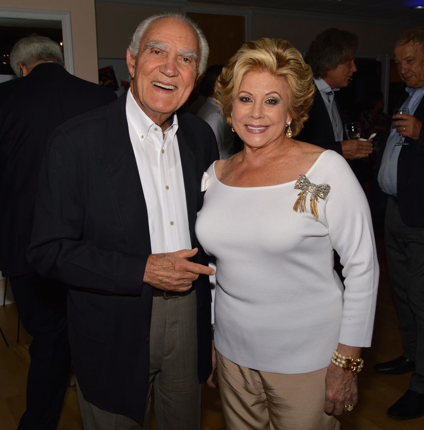 Un brindis en honor de la próxima gala de la American Cancer Society