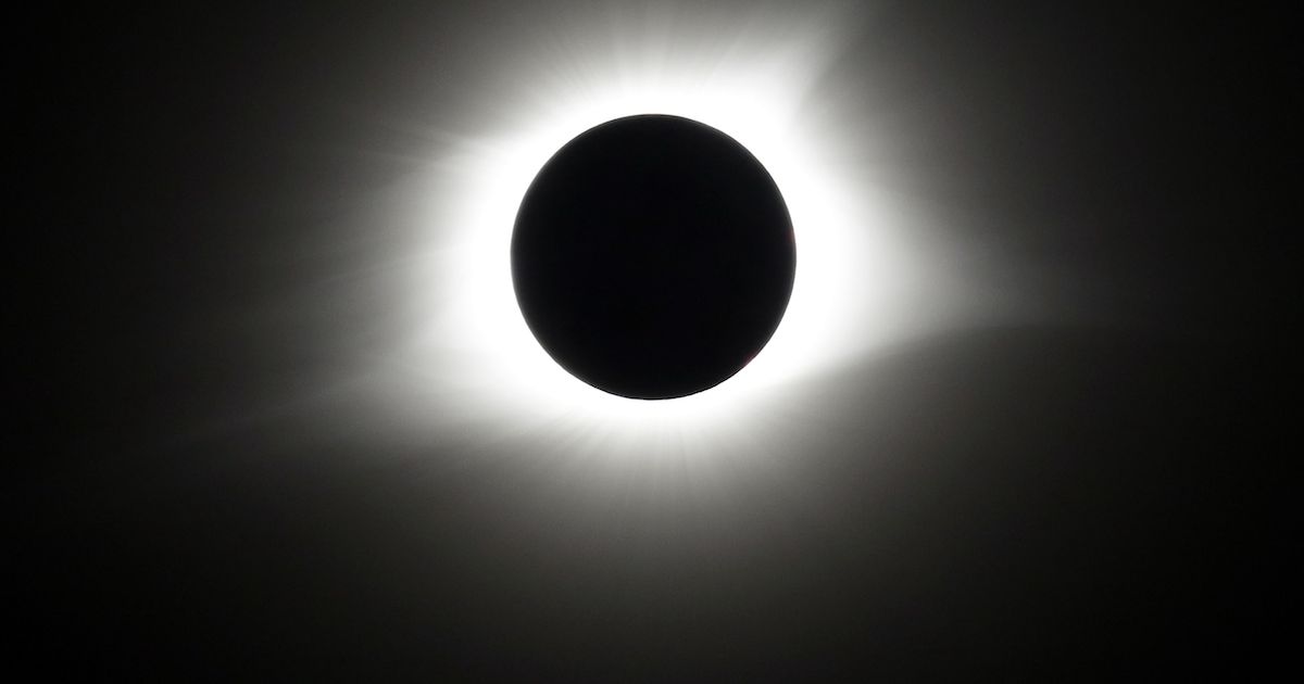 Falta un año para un eclipse solar total en EEUU. ¿Cómo verlo?