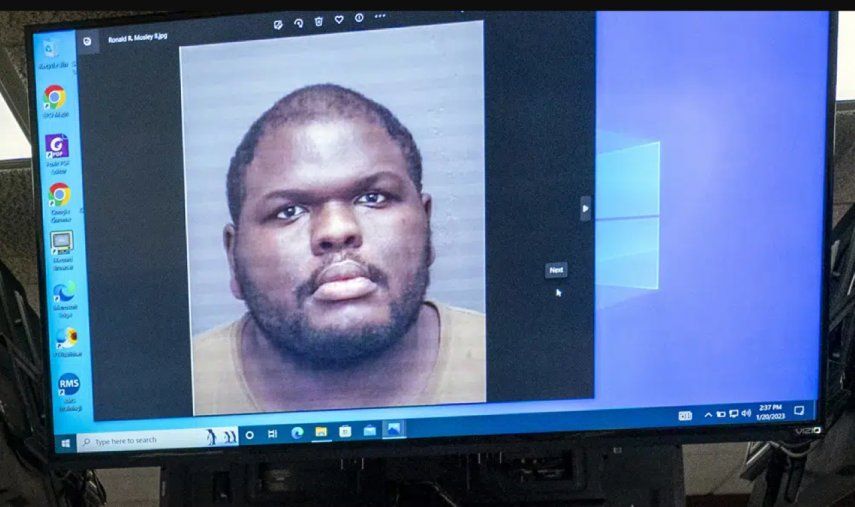 Agresor de empleada de Walmart la había amenazado de muerte