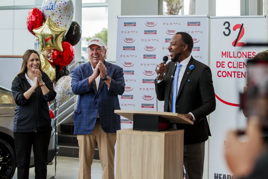 El Director del Año de Miami-Dade recibe un auto nuevo de Headquarter ...