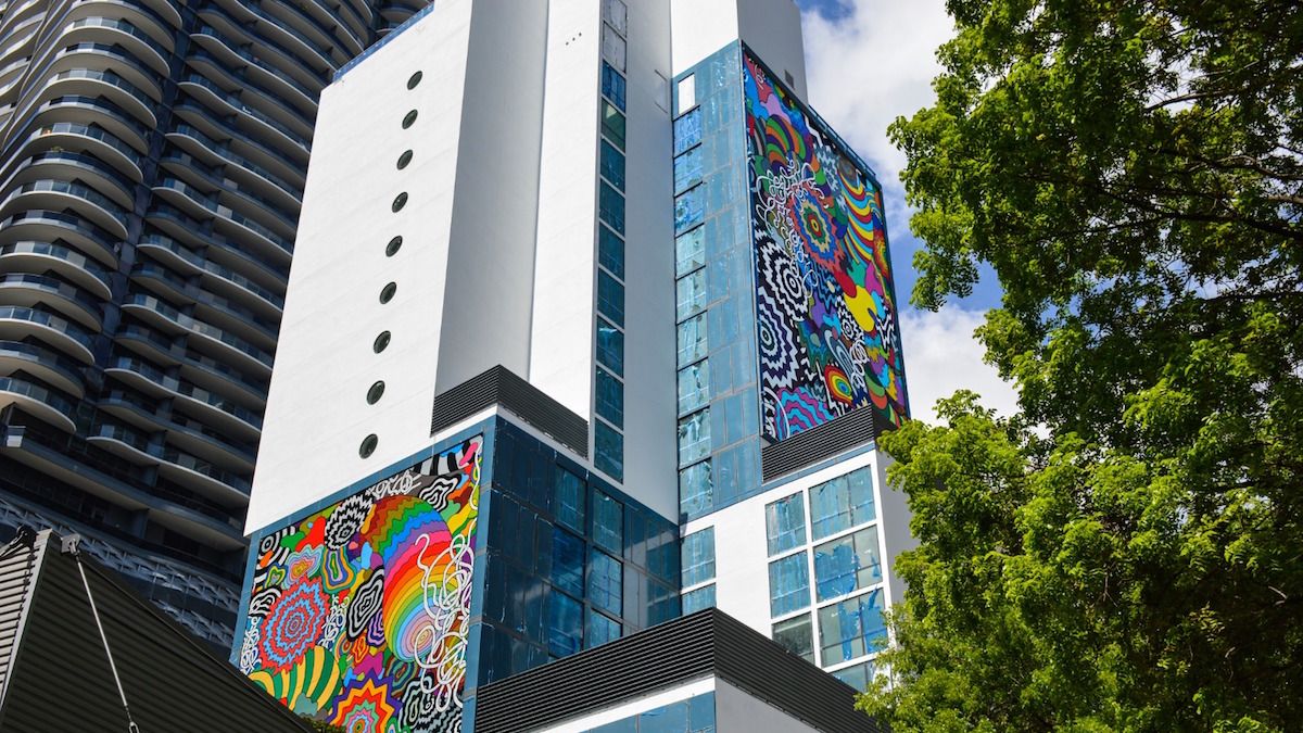 Artista crea mural inspirado en lo colorido de Miami