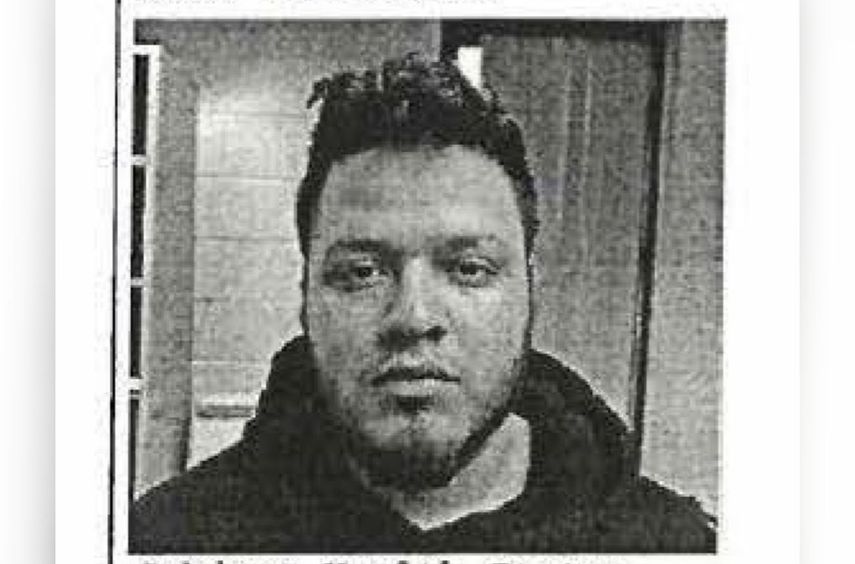 Trump muestra foto de presunto miembro de la MS-13 y acusa a Biden de permitir la entrada de ...