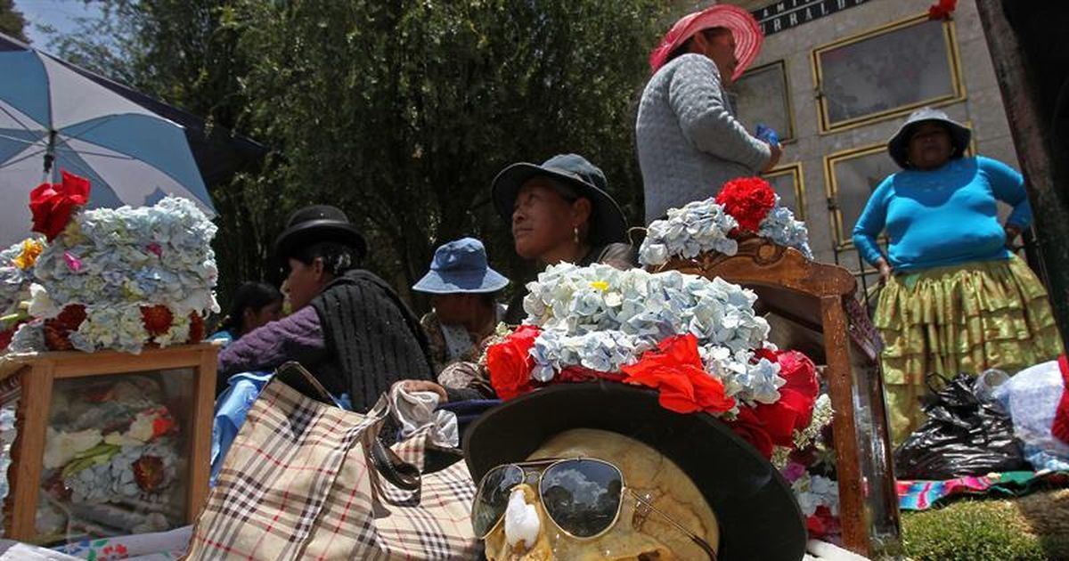 Celebración de las Ñatitas o calaveras agasajadas en Bolivia