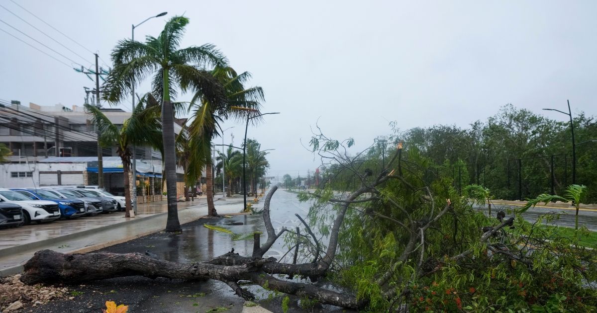 Beryl se degrada a tormenta tropical tras impactar zona turística de México