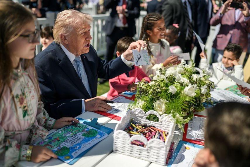 Trump y la primera dama reciben a cientos de niños para el evento de ...
