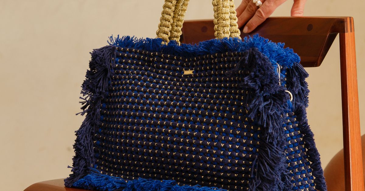 Marca Tarbay celebra la Navidad con icónico bolso